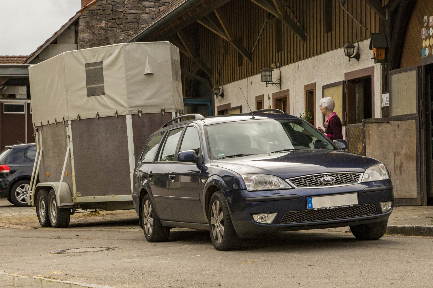 Auto mit Hänger von vorne - Der Reitsport Blog